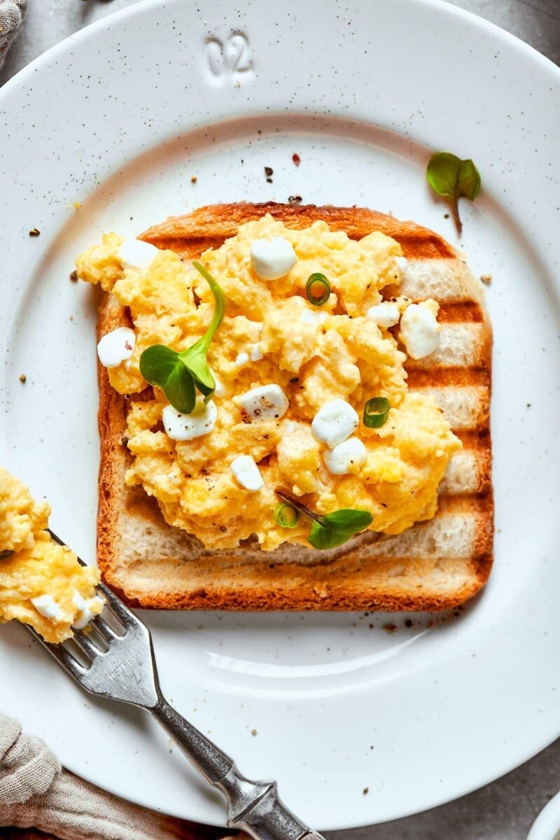 Cottage Cheese Scrambled Eggs {20g protein} - The Big Man's World
