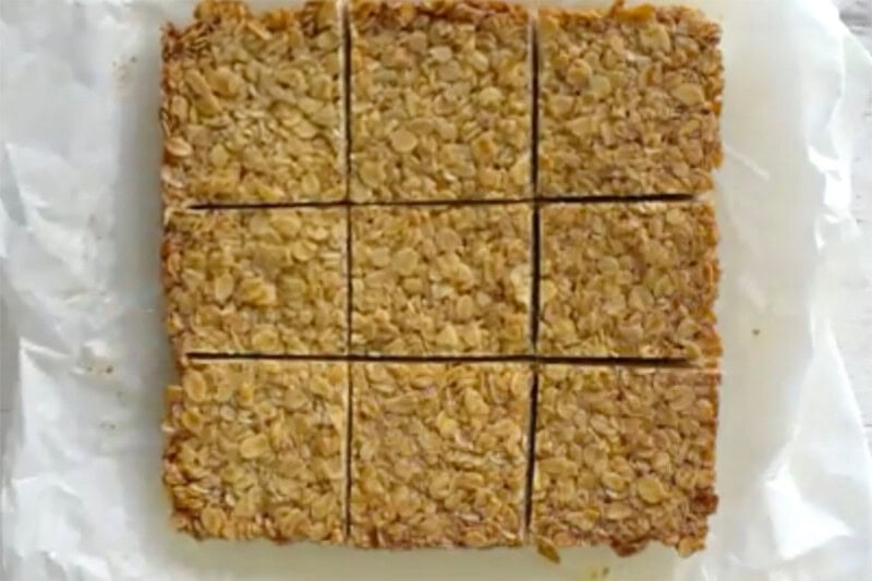Easy Flapjacks {Classic British Recipe} - The Big Man's World
